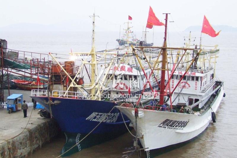 浙江玉环灯光捕鱼准备出海-人民图片网