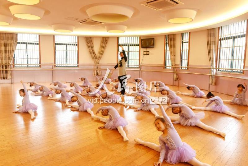 安徽铜陵：青少年宫开办“公益芭蕾舞班”-人民图片网