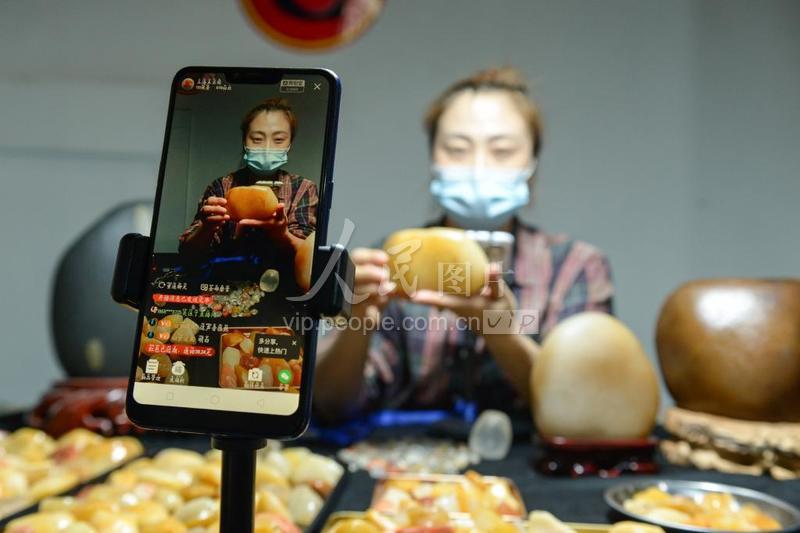 新疆北屯：电商直播传播玉石文化 人民图片网 