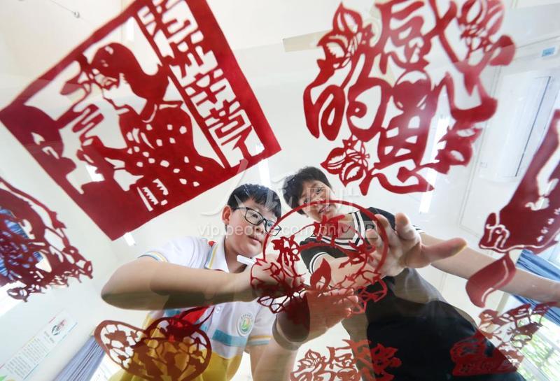 浙江德清民俗剪纸 献礼教师节 人民图片网