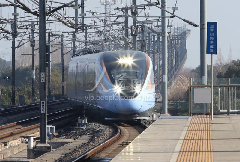 新型复兴号“蓝暖男”停靠高铁嘉善南站-人民图片网