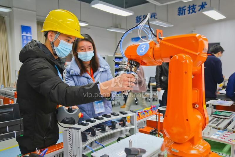 上海松江劳动技能竞赛展工匠风采 人民图片网