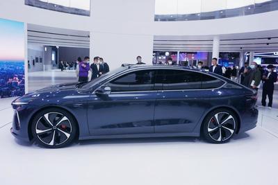 蔚来ET7亮相上海车展 已具备L4级无人驾驶功能-人民图片网