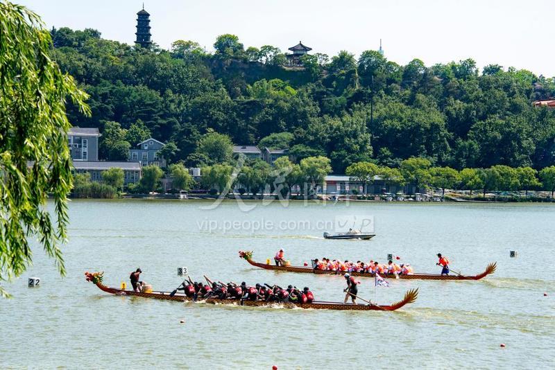 南京玄武湖上劈波斩浪龙舟竞渡 人民图片网