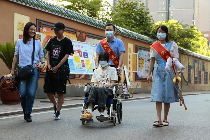 合肥：高考首日 “旗”开得胜-人民图片网