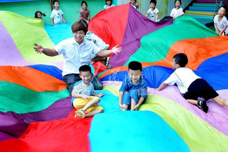 江西德兴留守幼儿园的园长爸爸 人民图片网