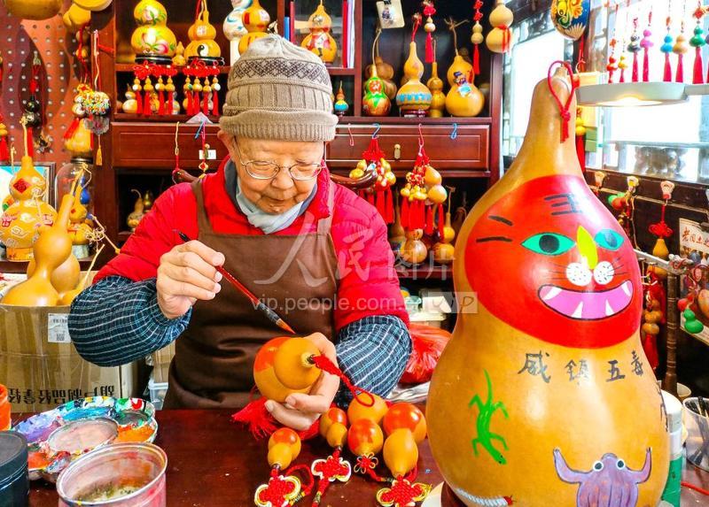 南京：非遗传承人制作虎元素葫芦画 人民图片网