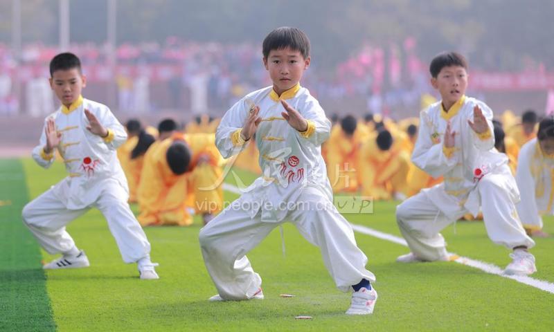 江苏句容传统武术进校园 人民图片网