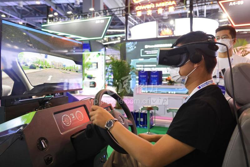 江西南昌：乐享“VR盛宴”-人民图片网