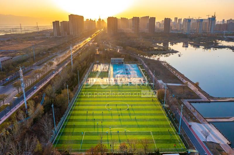 山西运城:公园景色美 市民健身乐 人民图片网