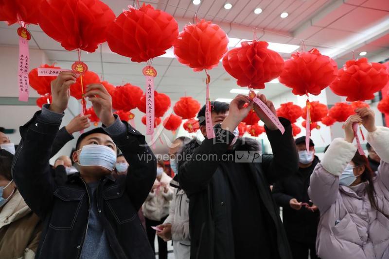 安徽涡阳：欢闹元宵 乐猜灯谜 人民图片网