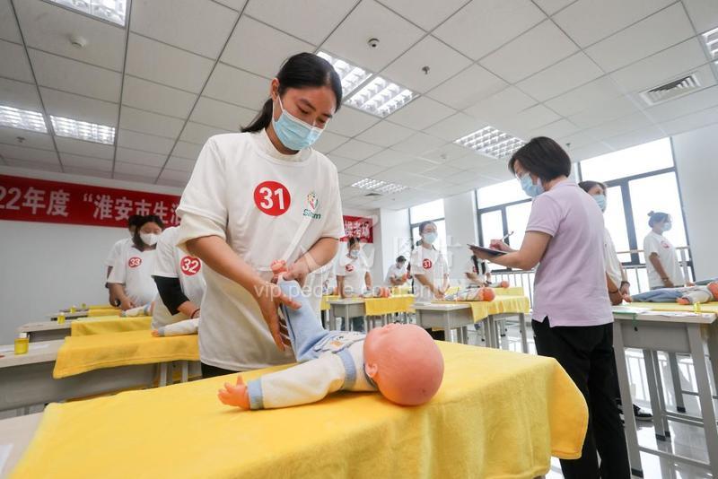 江苏淮安：育婴员赛职业技能 人民图片网