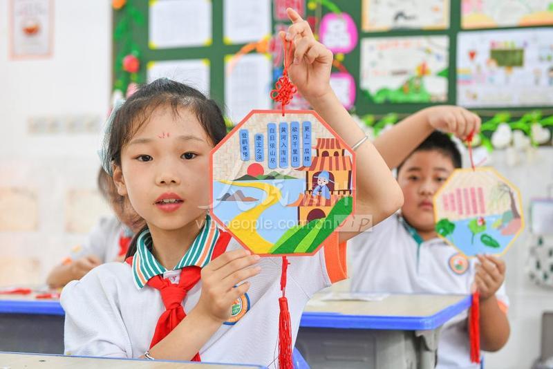 安徽合肥：小学生扎彩灯做月饼迎中秋 人民图片网