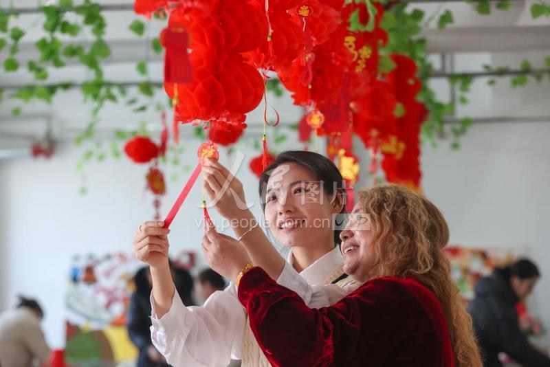新疆博乐喜迎元宵佳节 人民图片网