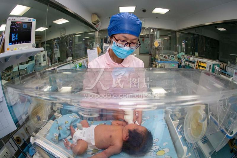 江苏泰州：护士节里忙碌的“白衣天使”-人民图片网