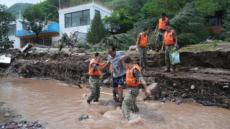 中部战区陆军第82集团军某工兵旅赶赴灾区展开救援 人民图片网