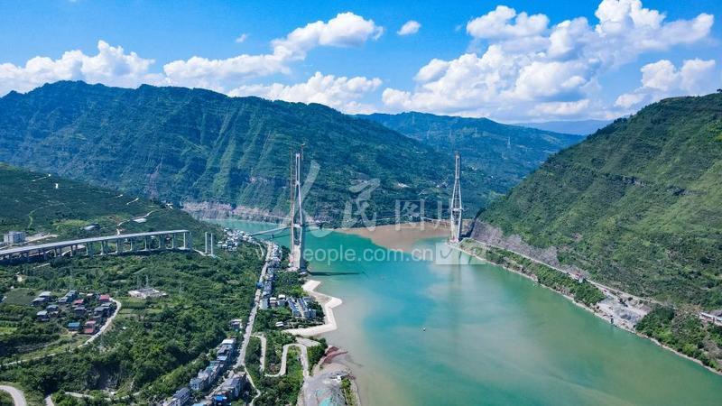 云南绥江新市金沙江大桥建设正酣 人民图片网