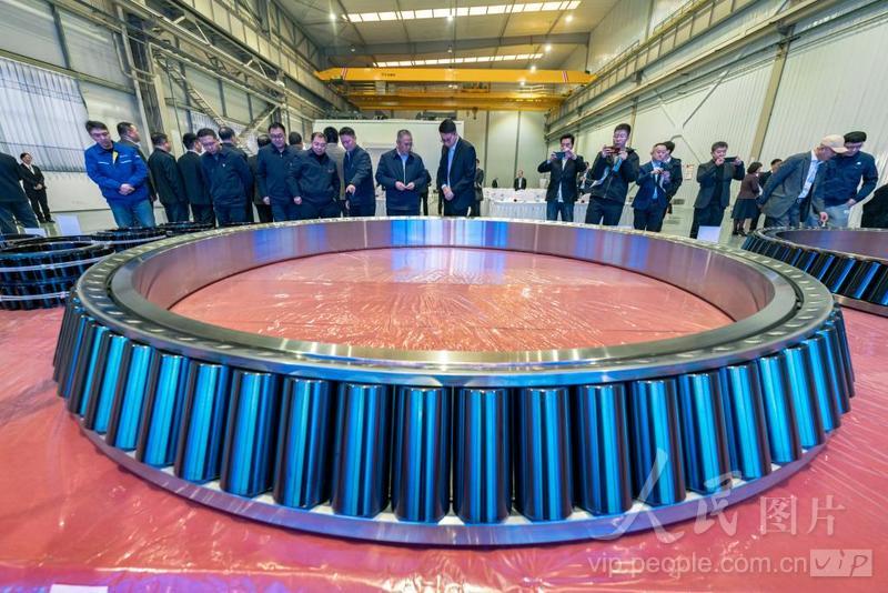 河南洛阳：世界首台25MW（兆瓦）级风电主轴轴承及齿轮箱轴承成功下线-人民图片网