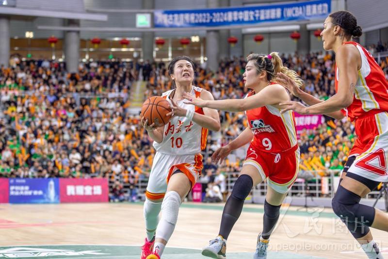 内蒙古呼和浩特 ：四川女篮卫冕WCBA总冠军-人民图片网