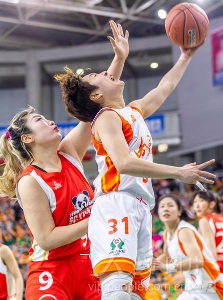 内蒙古呼和浩特 ：四川女篮卫冕WCBA总冠军-人民图片网