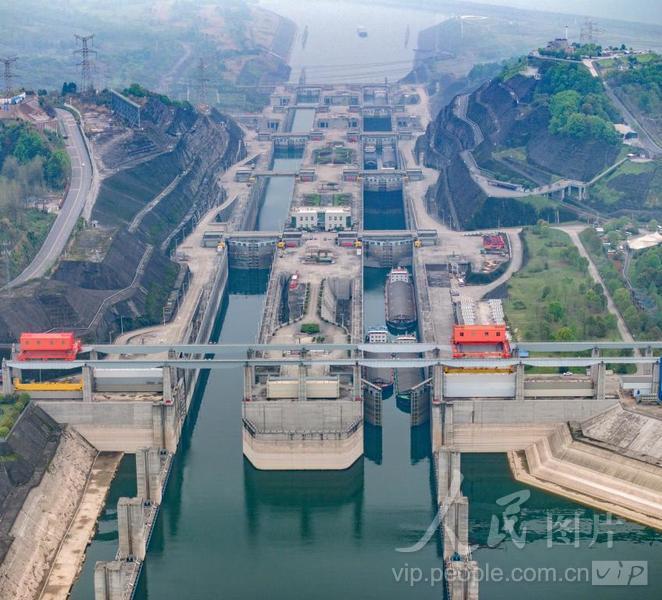 湖北宜昌三峡船闸2024年首季货运量突破3000万吨 人民图片网