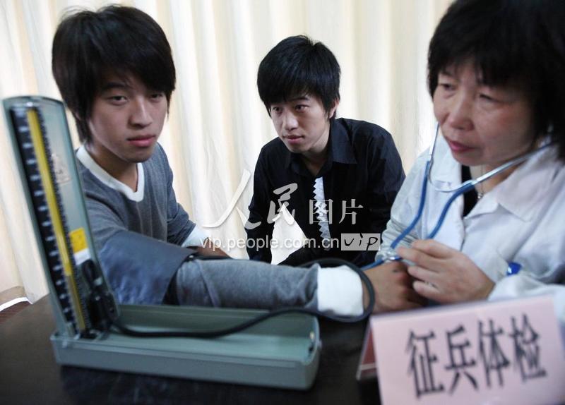 舟山：双胞胎大学生参加征兵体检-人民图片网