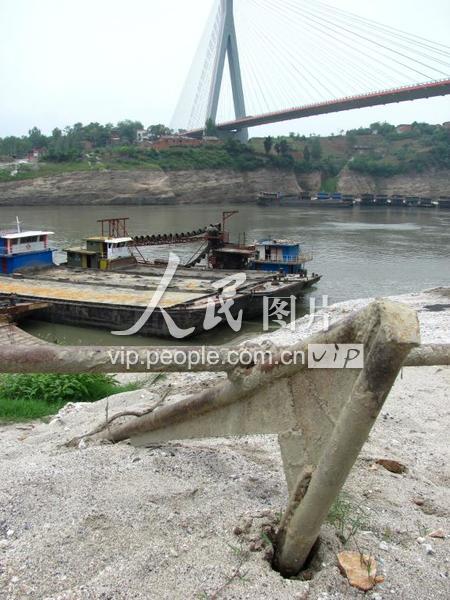 湖北十堰：滞航船只等待水涨通航-人民图片网