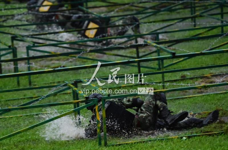 广东武警雨中竞赛-人民图片网