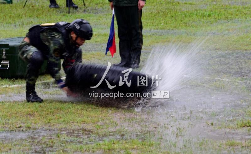 广东武警雨中竞赛-人民图片网