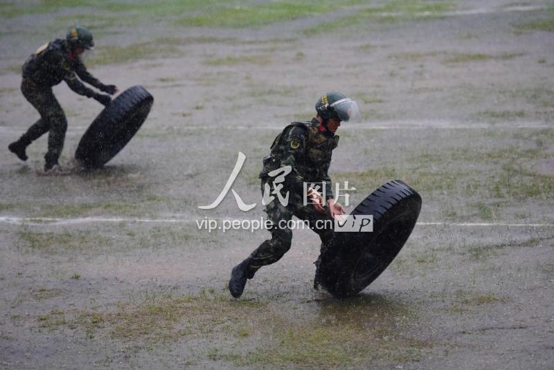 广东武警雨中竞赛-人民图片网