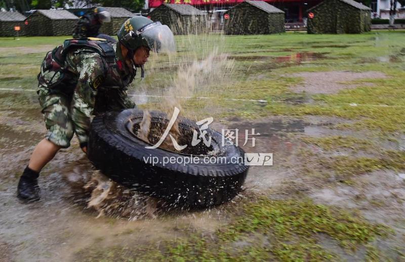 广东武警雨中竞赛-人民图片网