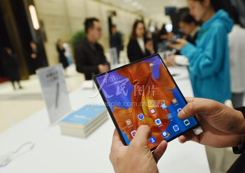 华为首款折叠屏手机MateX亮相杭州-人民图片网
