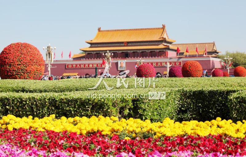 天安门广场扮装一新迎“五一”-人民图片网