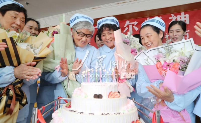 浙江湖州：退休老护士“回家”过节-人民图片网
