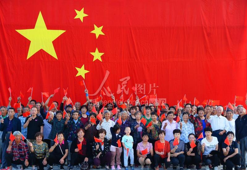 江苏太仓：国旗下的村民“全家福”-人民图片网