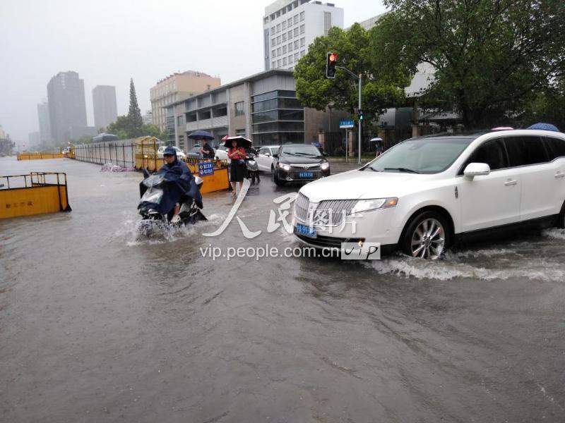 上海暴雨 宜山路成水路-人民图片网