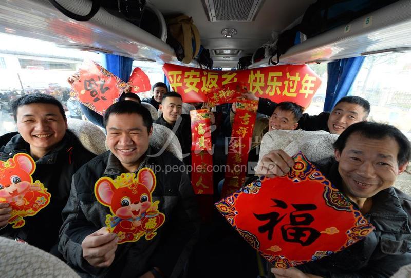 江苏太仓：务工人员 包车返乡-人民图片网