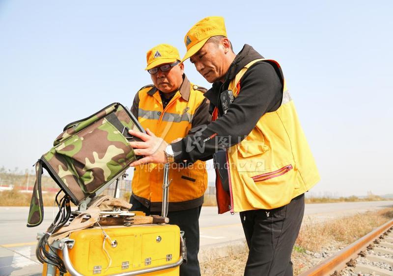 郑州：中欧班列上的钢轨“医生”-人民图片网