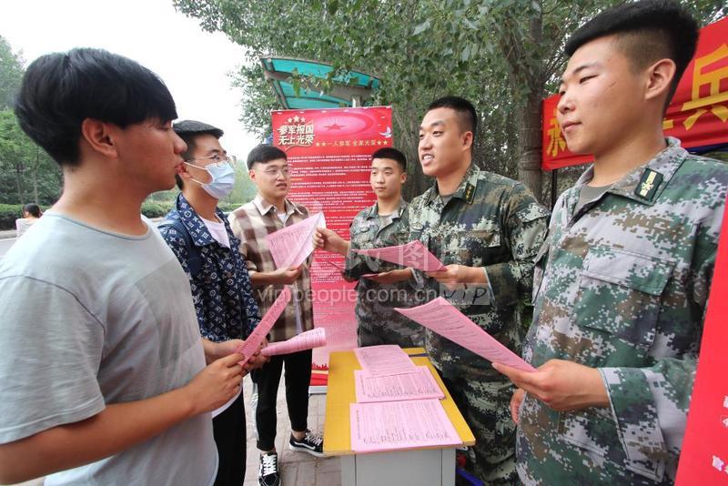 河北邯郸：征兵宣传进考点-人民图片网