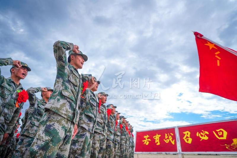 新疆石河子：退伍老兵宣誓-人民图片网