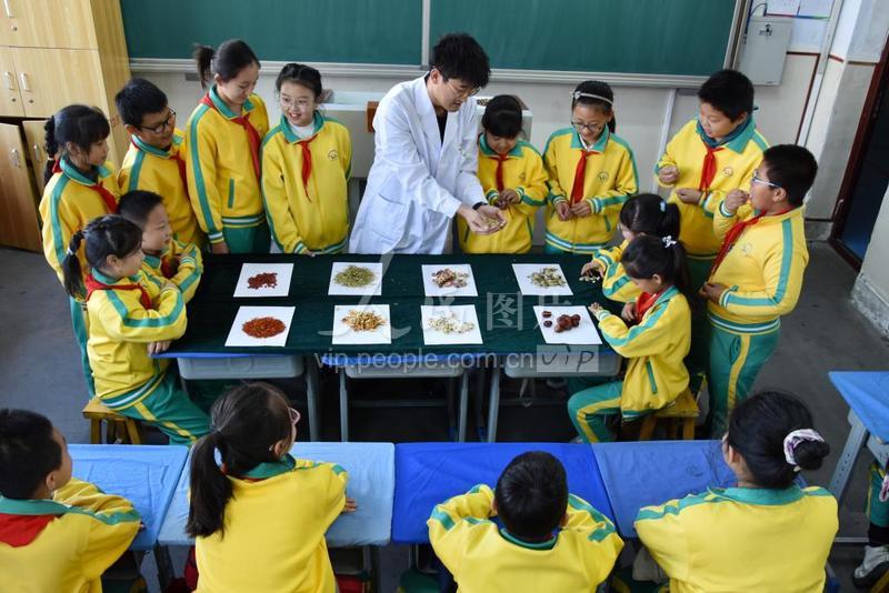 河北唐山：感受中医文化 迎接世界传统医药日-人民图片网