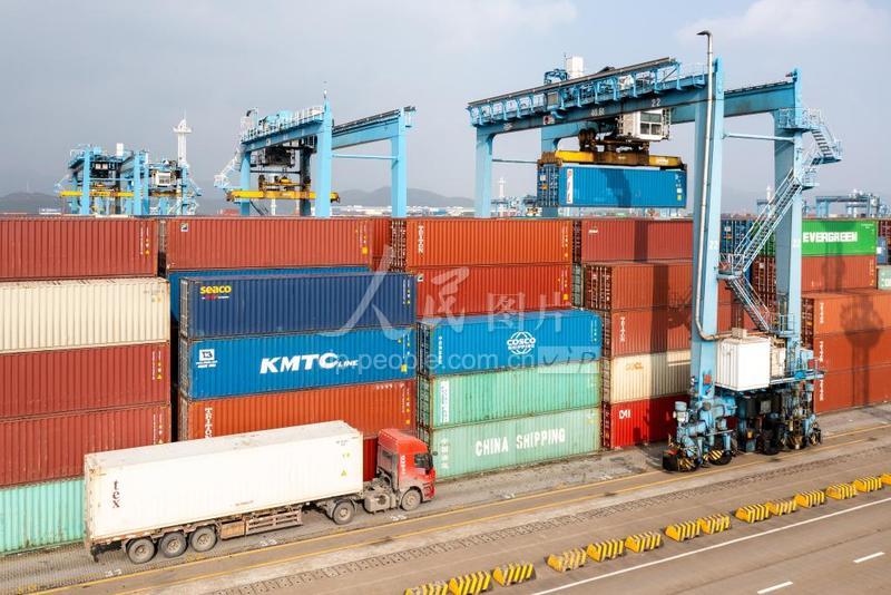 浙江：宁波舟山港年集装箱吞吐量首破3000万标准箱-人民图片网