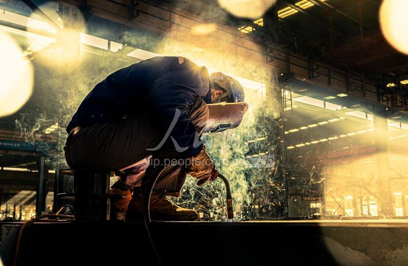 江苏宿迁：焊花飞扬生产忙-人民图片网