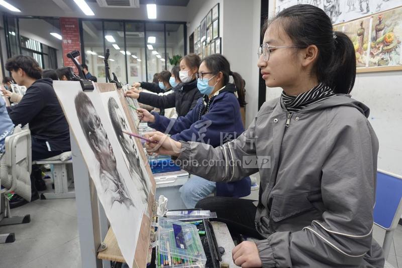 安徽阜阳：美术生加紧备战美术统考-人民图片网