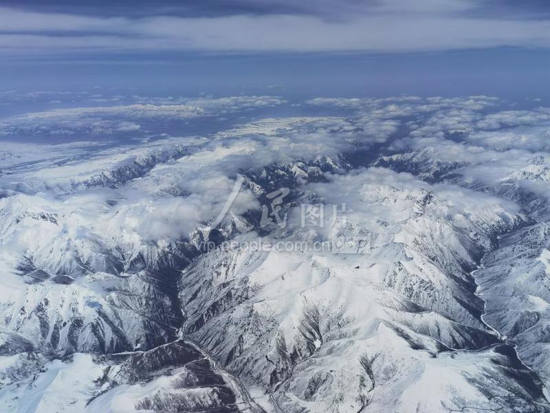 甘肃张掖：初夏航拍祁连山雪景巍峨壮观-人民图片网