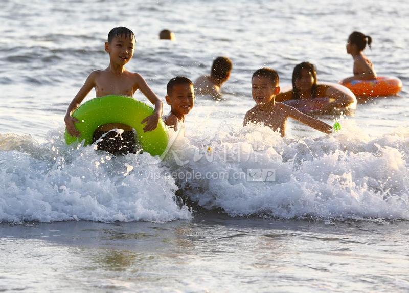 海南三亚：戏水立夏-人民图片网
