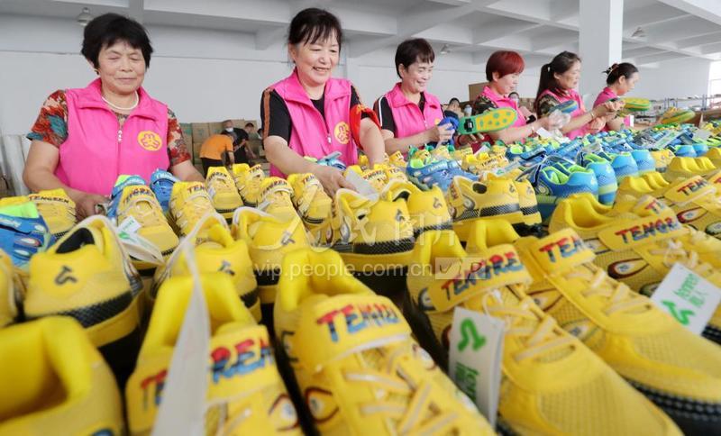 浙江德清：爱心童鞋 情暖千里-人民图片网