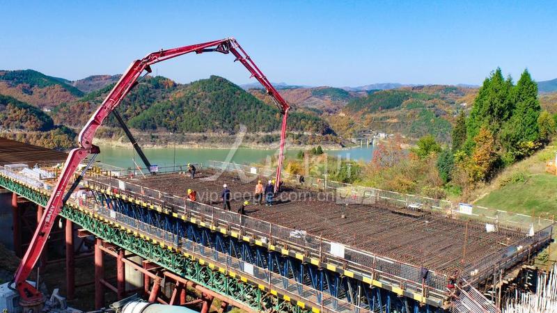 湖北十堰：西十高铁汉江特大桥首片现浇梁顺利浇筑-人民图片网