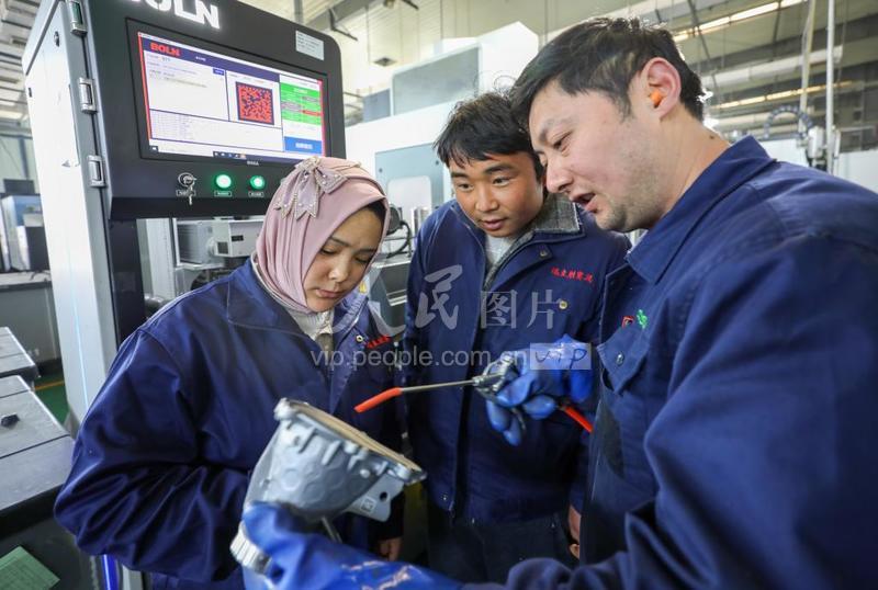 江苏江都：“红石榴就业行动”促进少数民族群众就业-人民图片网