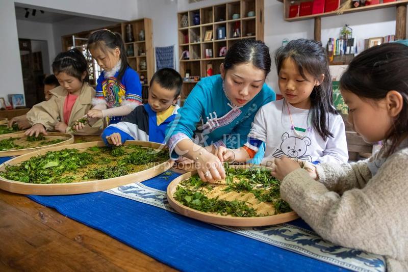 浙江景宁：茶乡娃娃品茶香-人民图片网